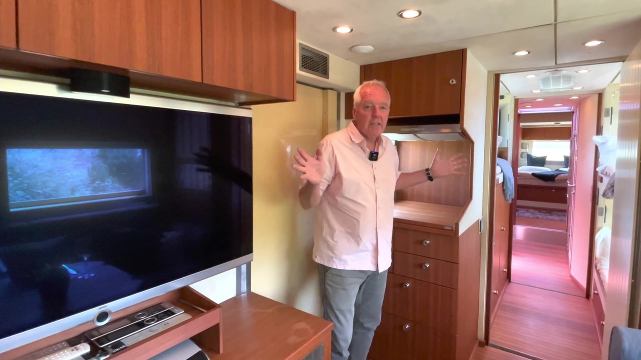 UNICAT Expedition Vehicle IN95 MAN TGA 41.440 8X8 | motomovie.de