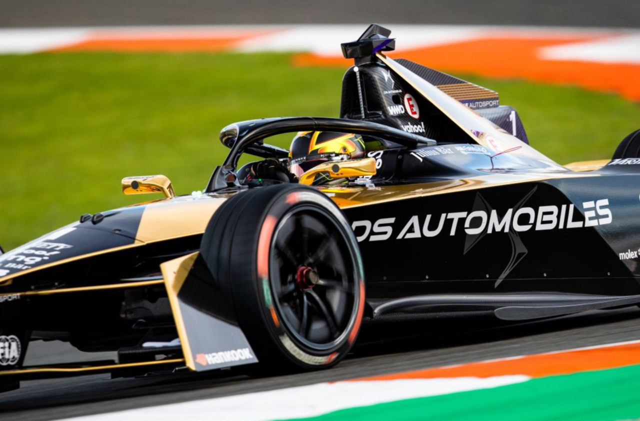 Die DS Automobiles DS E-TENSE FE23-Fahrzeuge zeigen beim Vorsaisontest ...