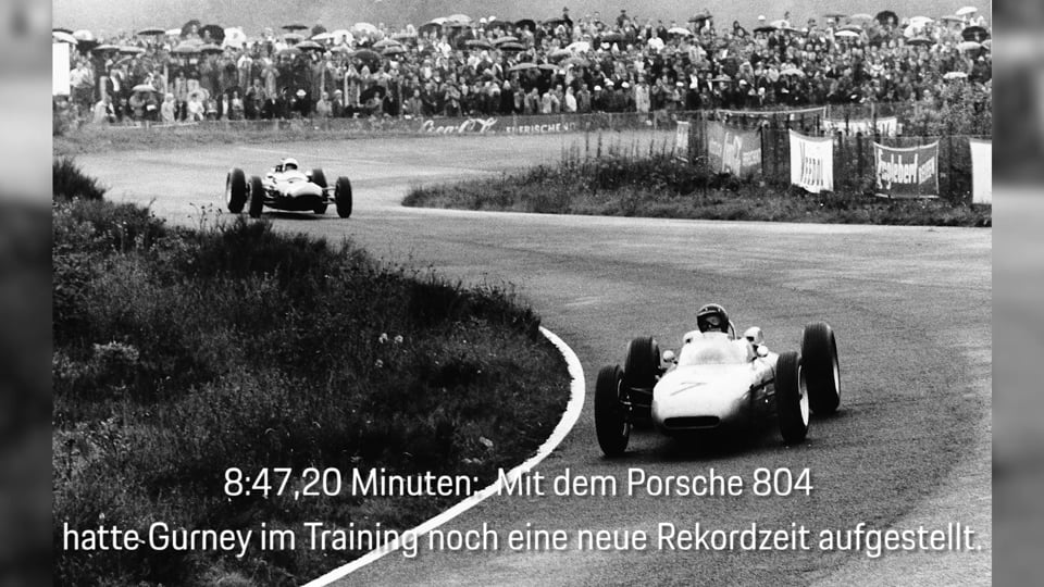 August 1962: Porsche Werksfahrer Dan Gurney fährt trotz kaputter ...