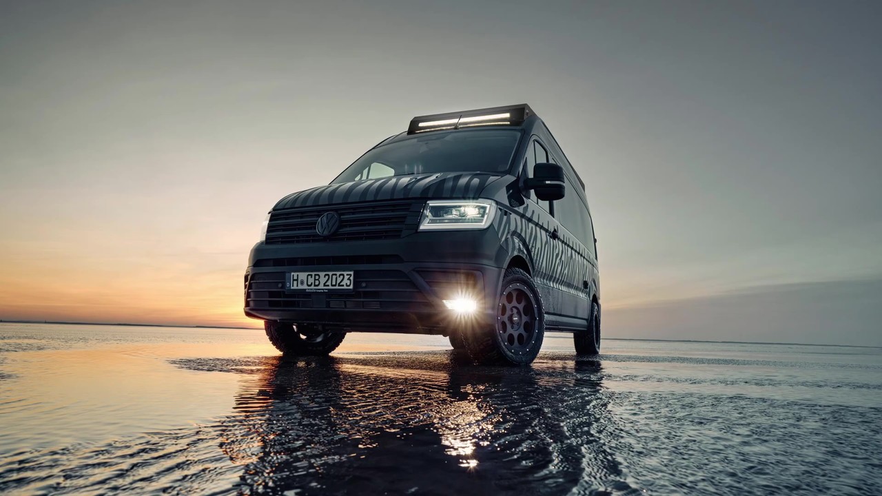 VW Crafter Reisemobil mit Design Ausbau von Custom Bus | motomovie.de