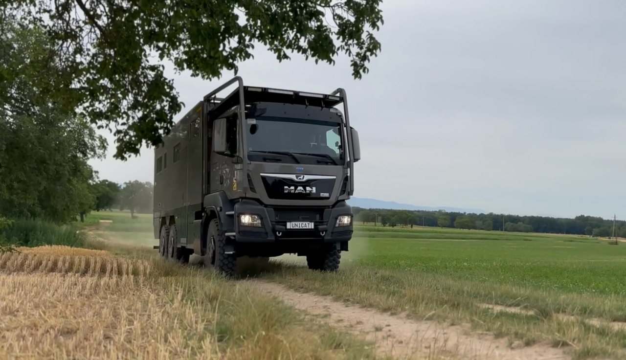 UNICAT Expedition Vehicle MD68M MAN TGS 26.500 | motomovie.de
